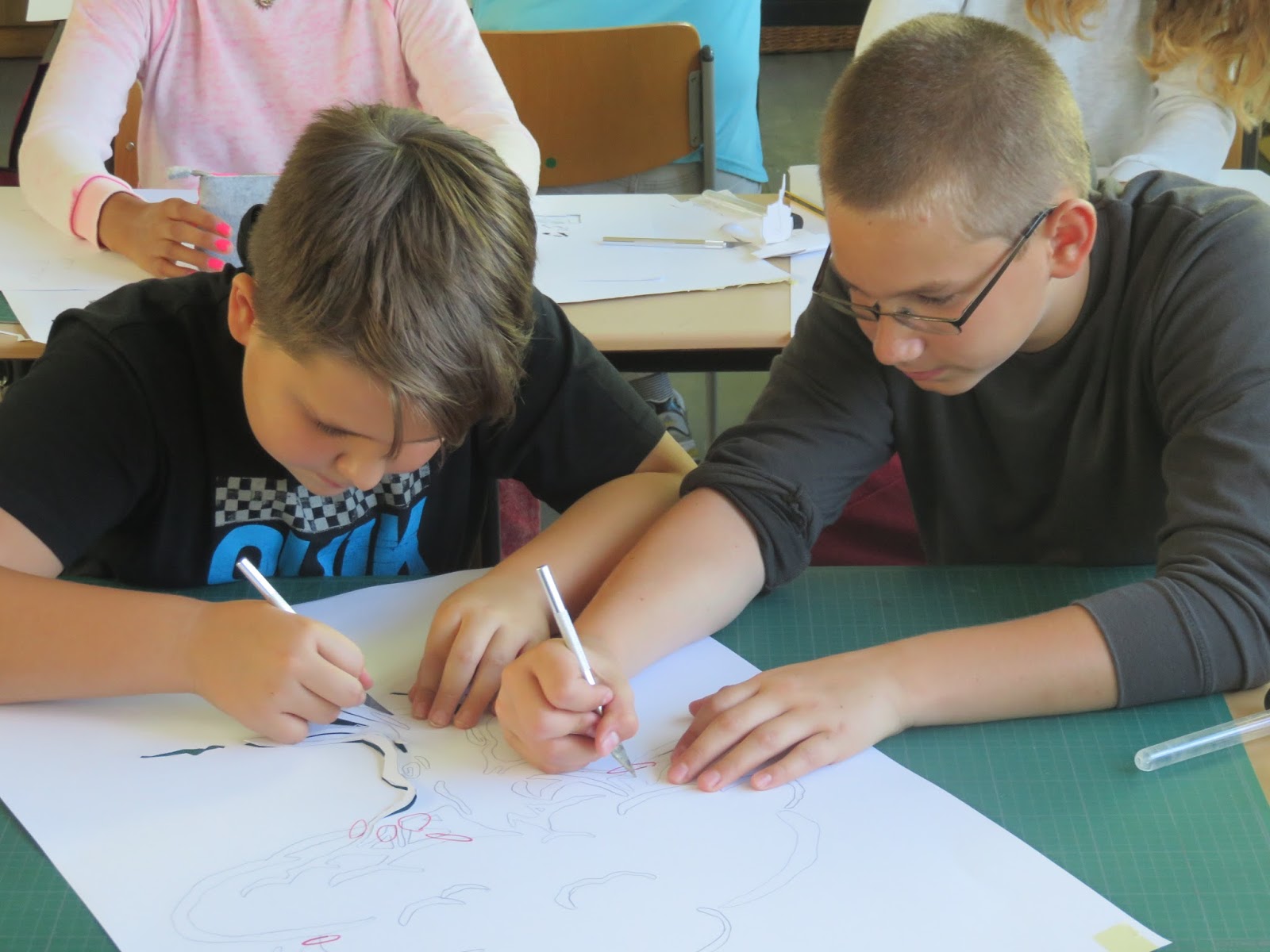 Stromkasten-Styling: Schablonen über Schablonen am zweiten Tag in der ...