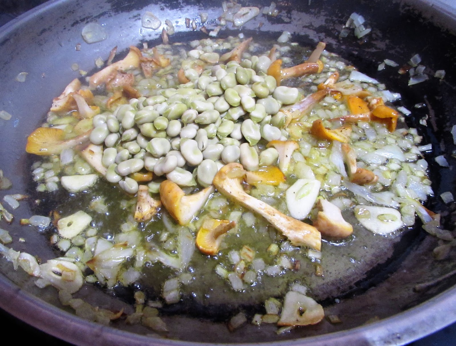 LA COCINA DE BARTOLO: CHANTARELAS CON JAMÓN, HUEVOS Y HABAS