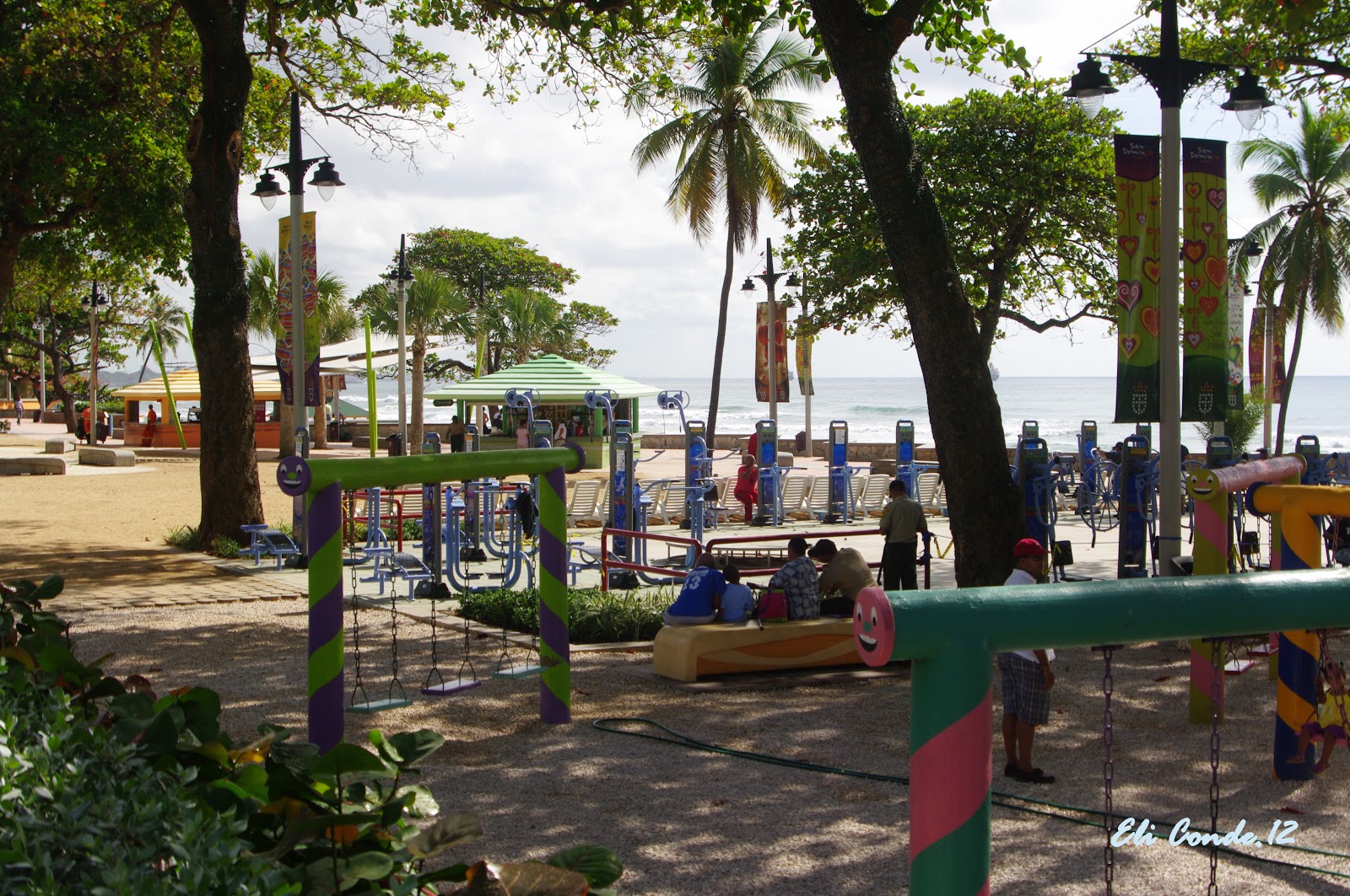 Con ojos curiosos en Rep.Dominicana: Asi de bonita ha quedado la plaza ...