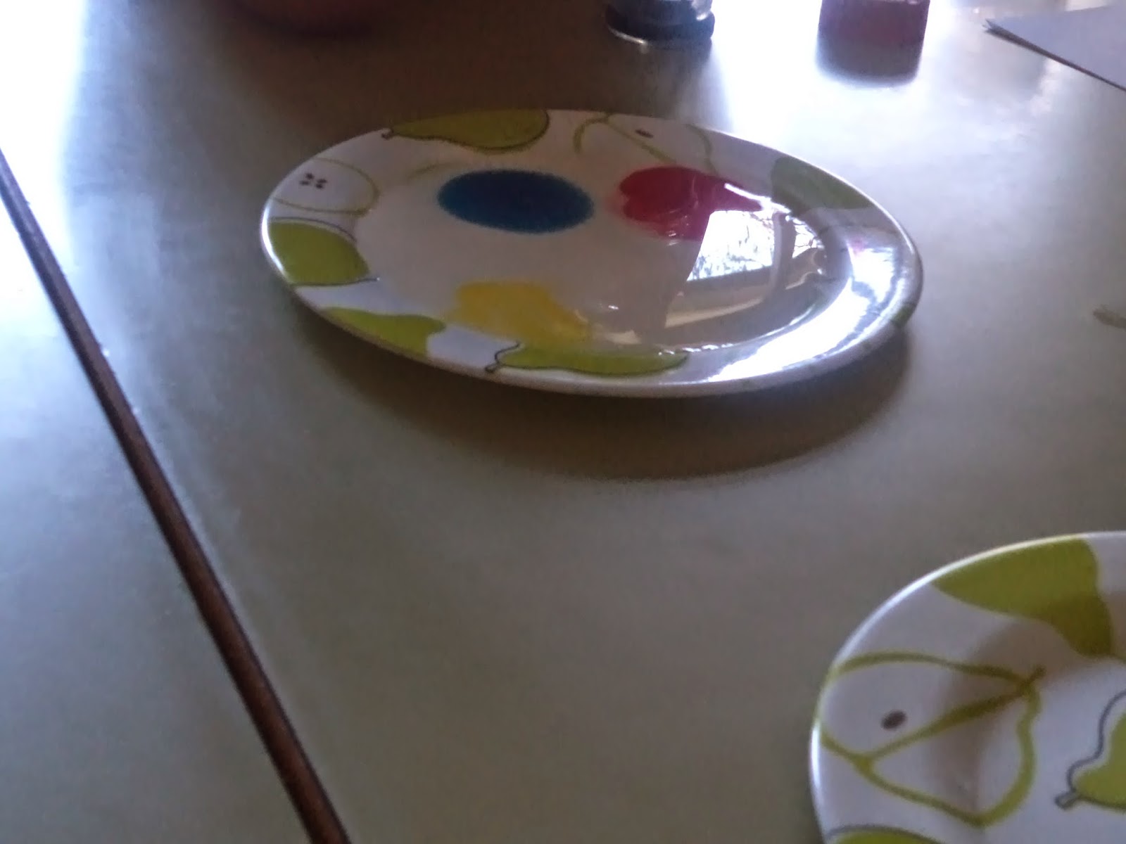 EXPERIMENTO. Leche con colorante y jabón. Amparo