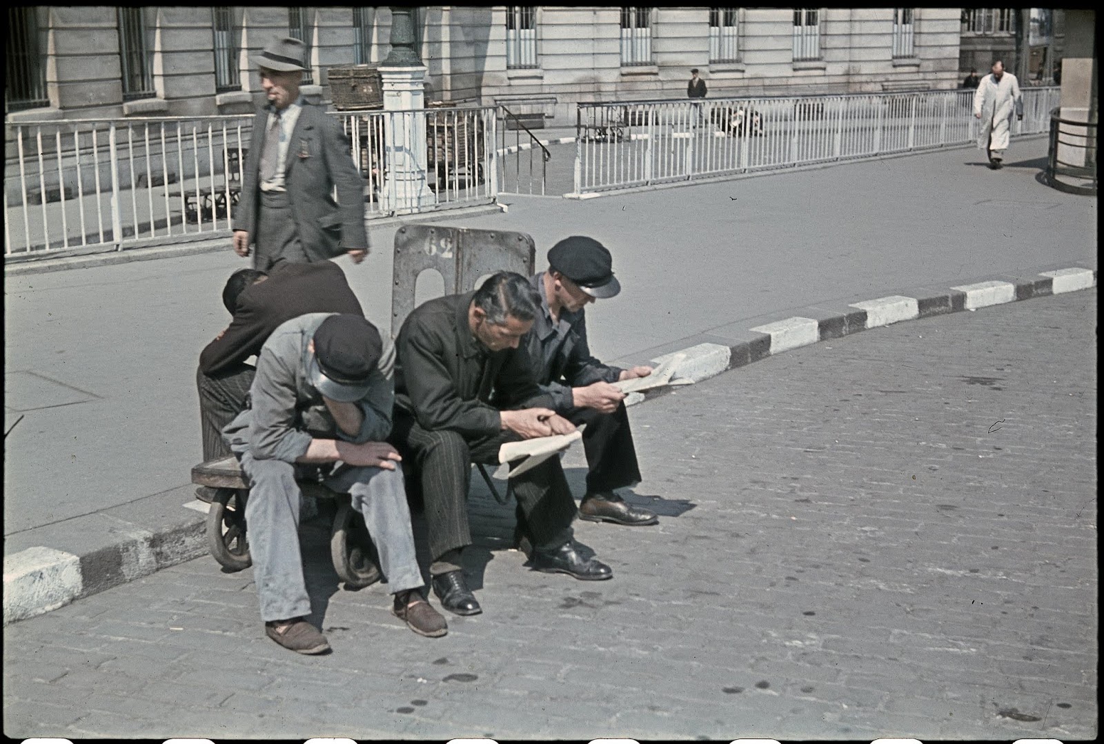 40 Amazing Color Photographs That Capture Street Scenes of Paris Under ...