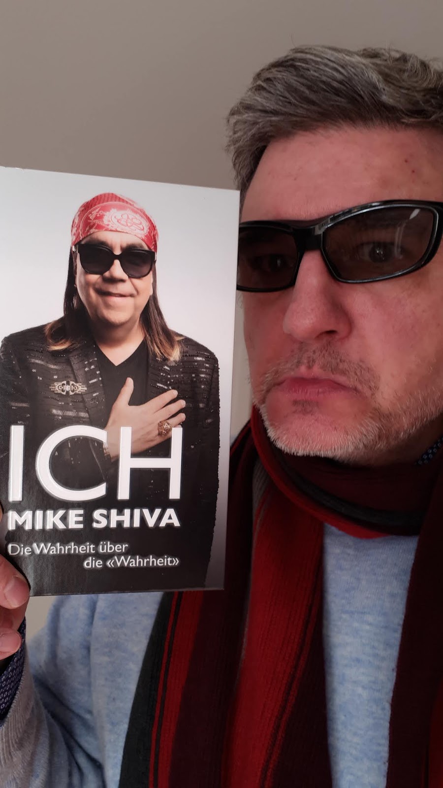 Lesen bildet? Beim Mike Shiva-Buch bilden sich tiefste Lachfalten ~ Del ...