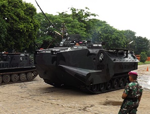 DEFENSE STUDIES: Batalyon Pendarat Amfibi Marinir Laksanakan Latihan ...
