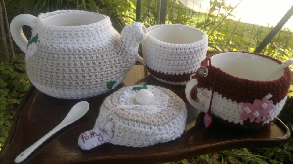 HAND-KNITTED GARMENTS: COPRI TEGLIERA E TAZZE