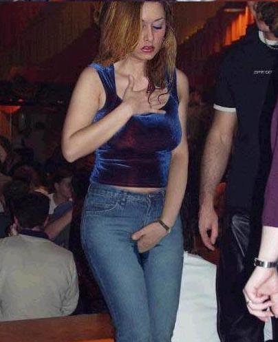 Awek Seksi Ini Terkencing Dalam Seluar Ketika Mabuk | Pengembara Info