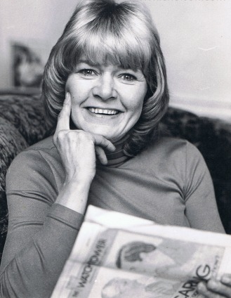 Jw VIPS: 42) Viv Nicholson (1936-vivente)