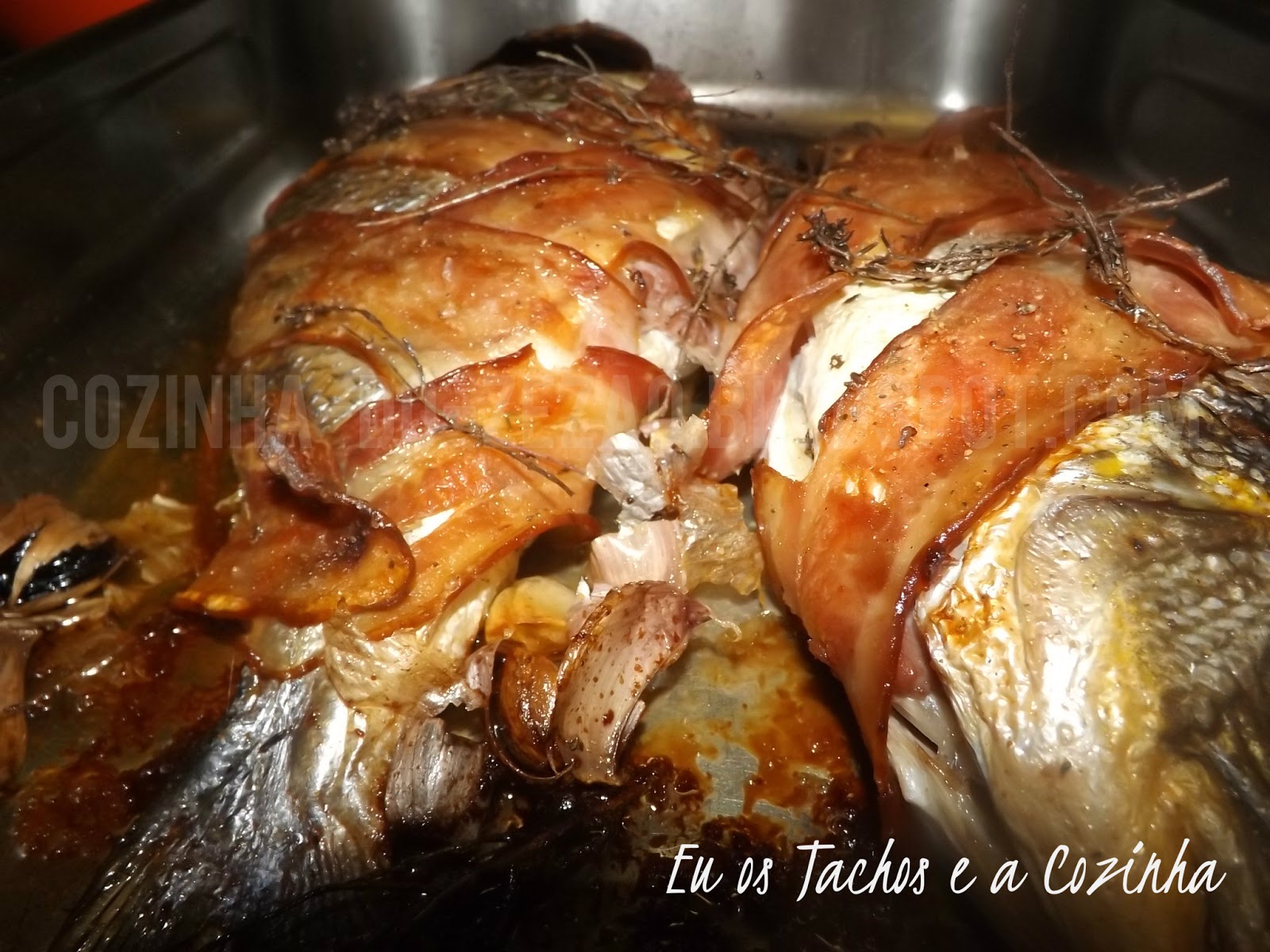 Dourada recheada e embrulhada em bacon