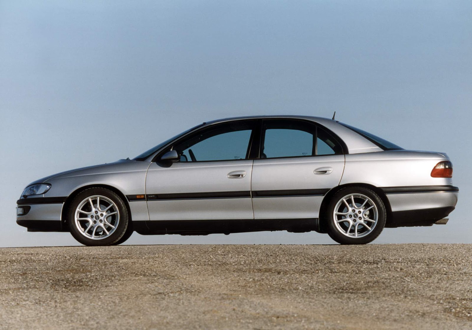 Opel Omega Sport V6: o sedã esportivo que o Brasil não viu