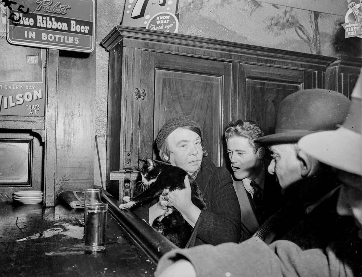 25 Amazing Photographs Documented Everyday Life at the "Alcoholic Haven ...