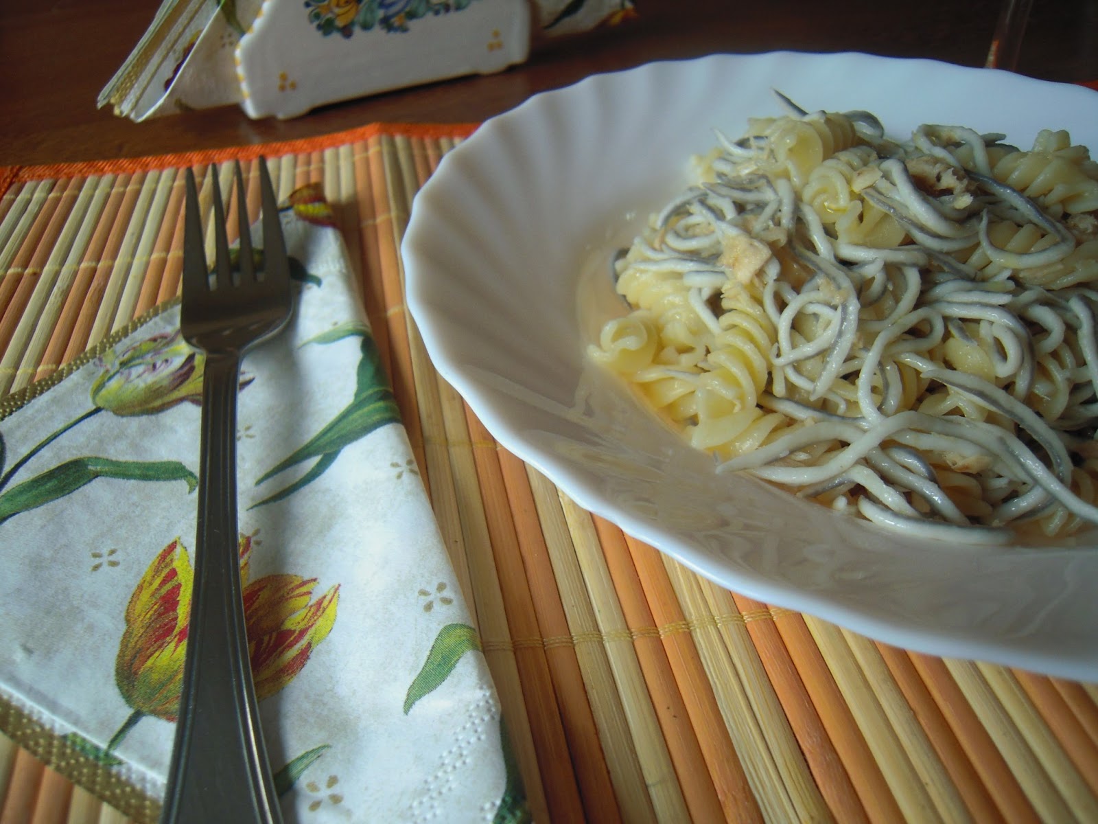 Gozoa eta Gazia: Pasta alegre con gulas y bonito
