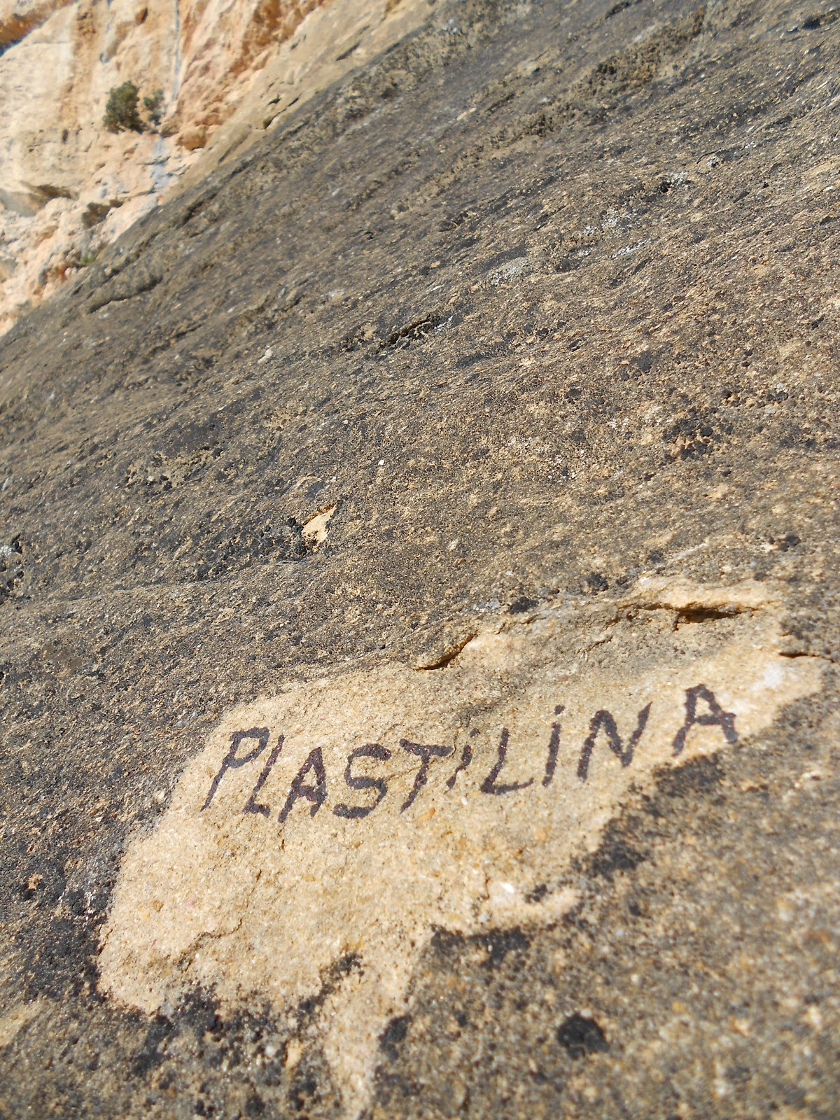 Romàntic Guerrer: Pastelina a la Roca dels Arcs.