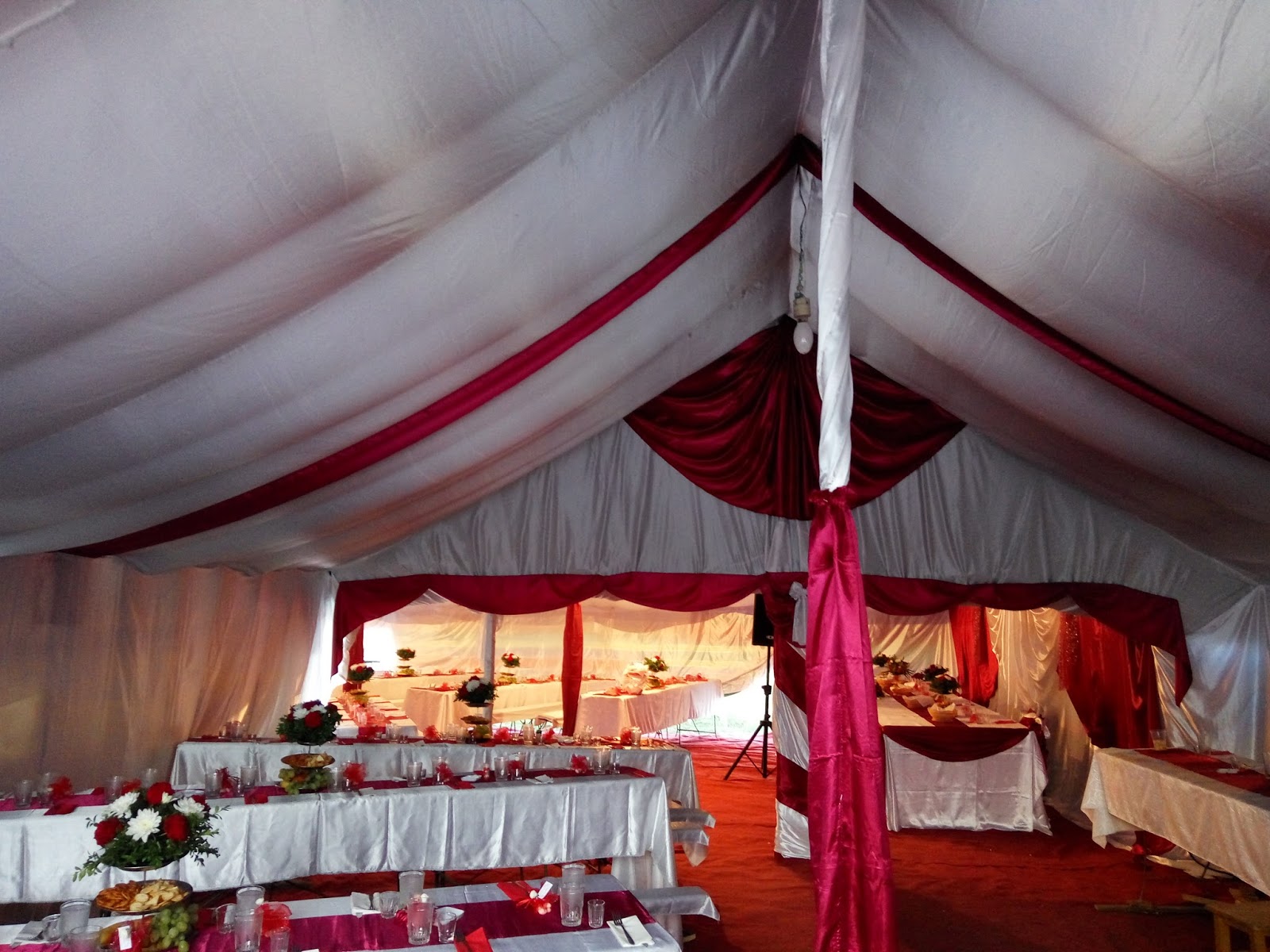 Nunta la tara: Nunta august 2017- Aranjament cort nunta alb si grena