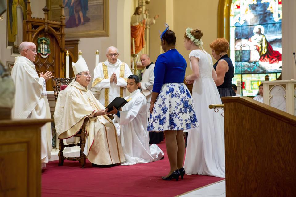 Concedo: Victoria Selkirk konszekrált szűz szentelése Kaliforniában