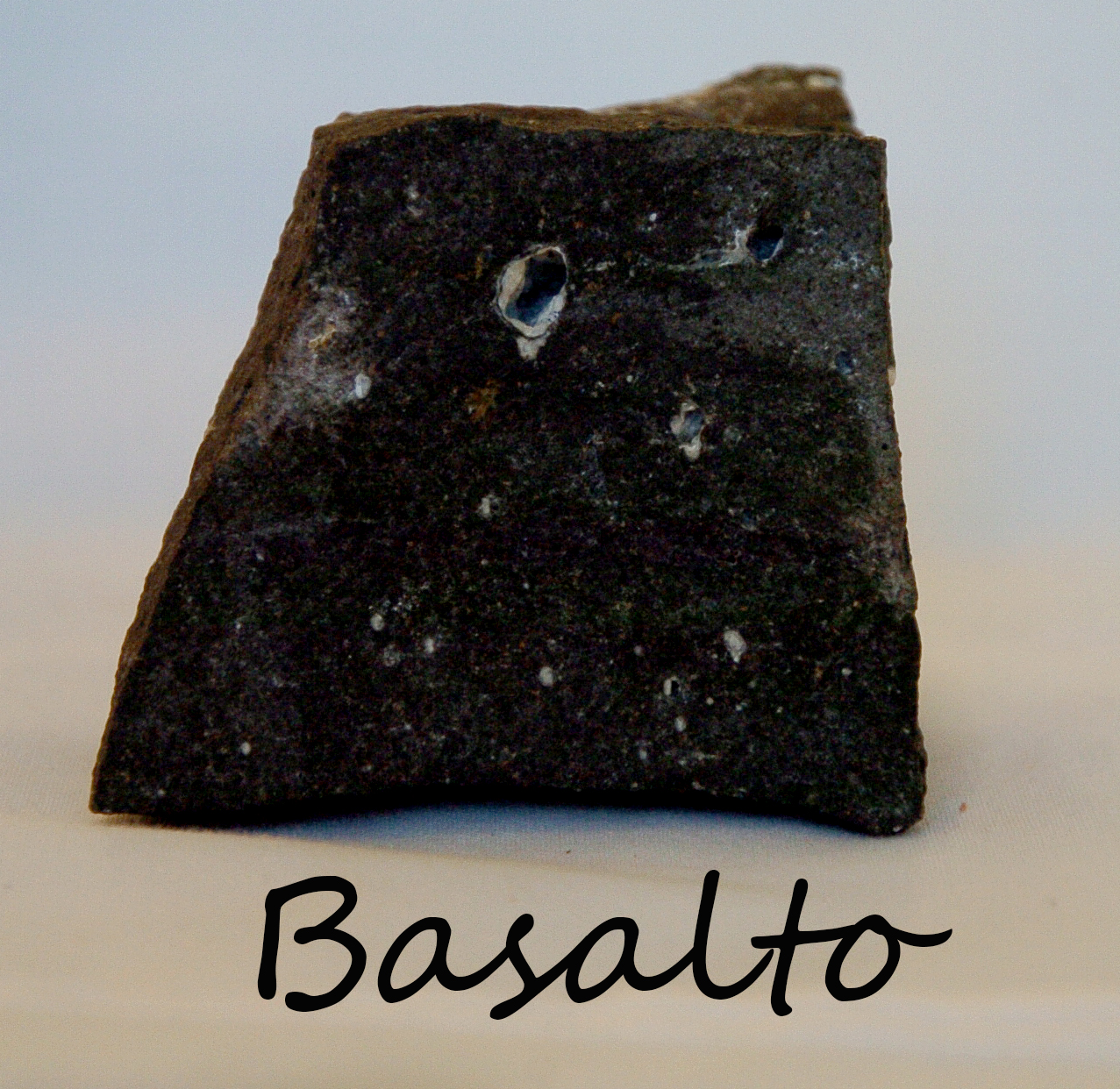 BASALTO Es una roca ígnea volcánica de color oscuro rica en silicatos ...
