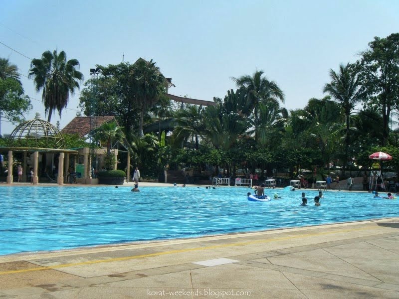 Korat Weekends Blog: Olympic- sized swimming pool at the Mall Korat