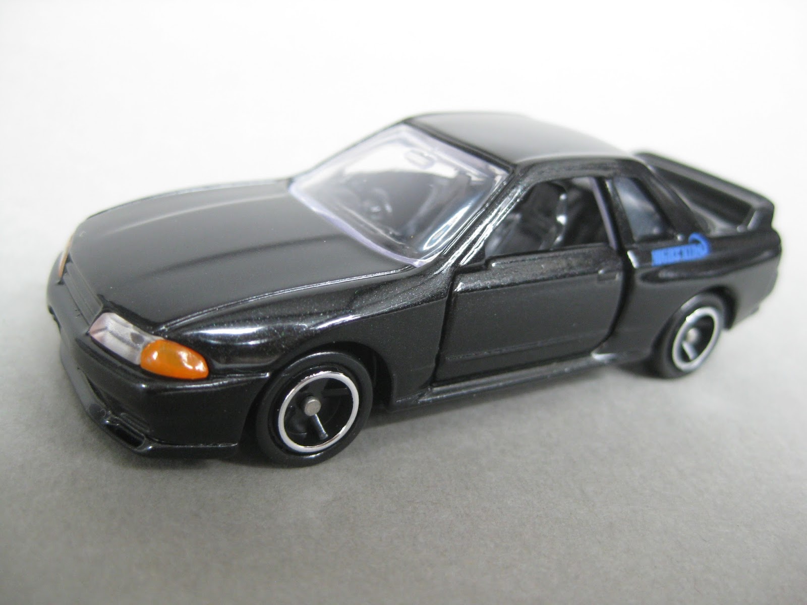 deSMOnd Collection: Tomica "Initial D" Skyline GT-R (R32)