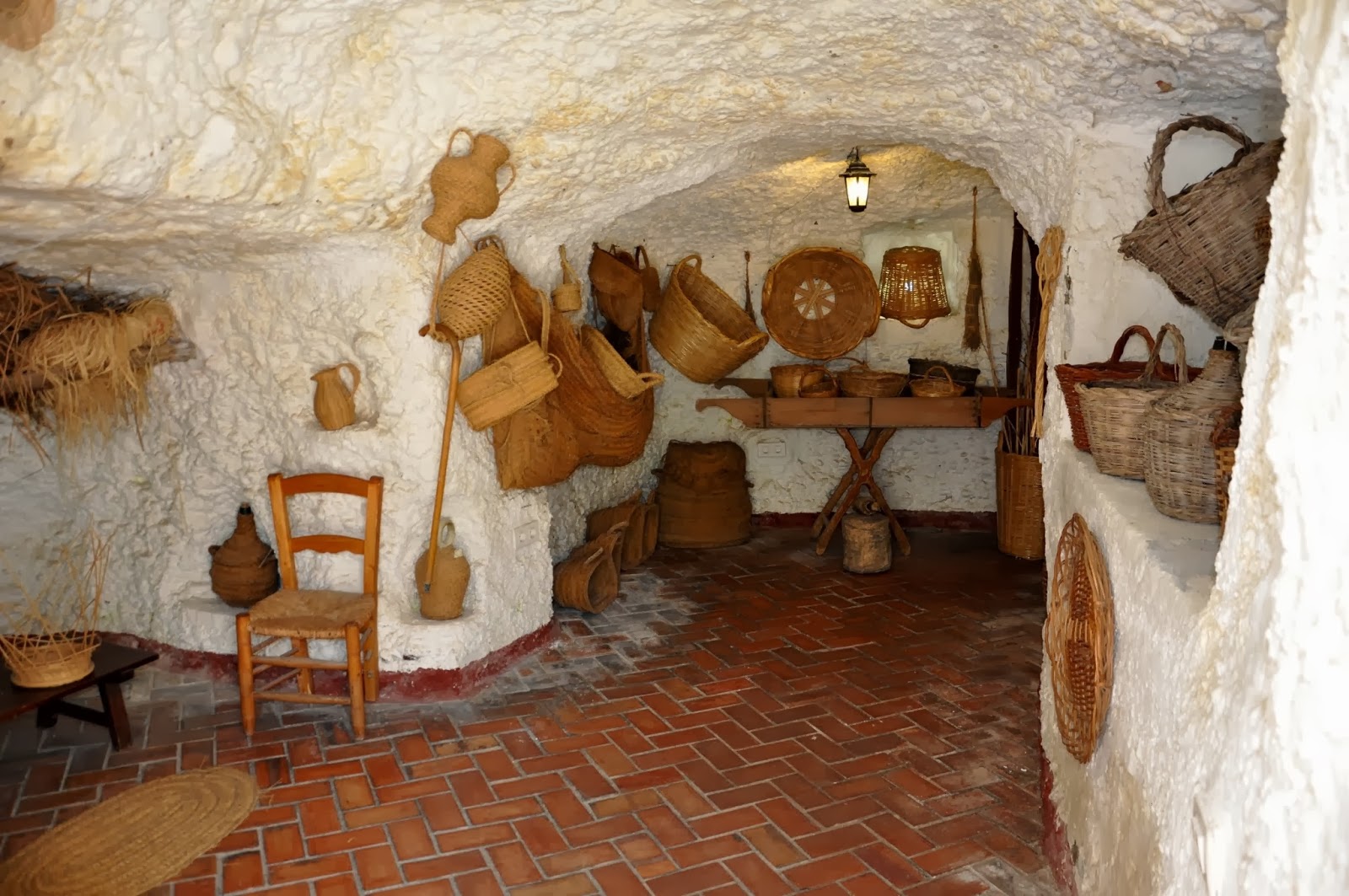 Itchy Feet Adventures: The Caves of Granada in Sacromonte