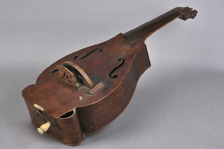 Vielle à roue, en forme de viole