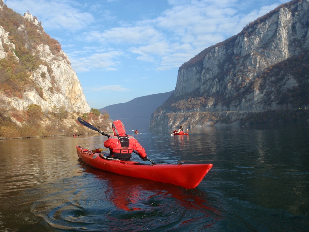 La defilare, în defileu – Romania vazuta din caiac