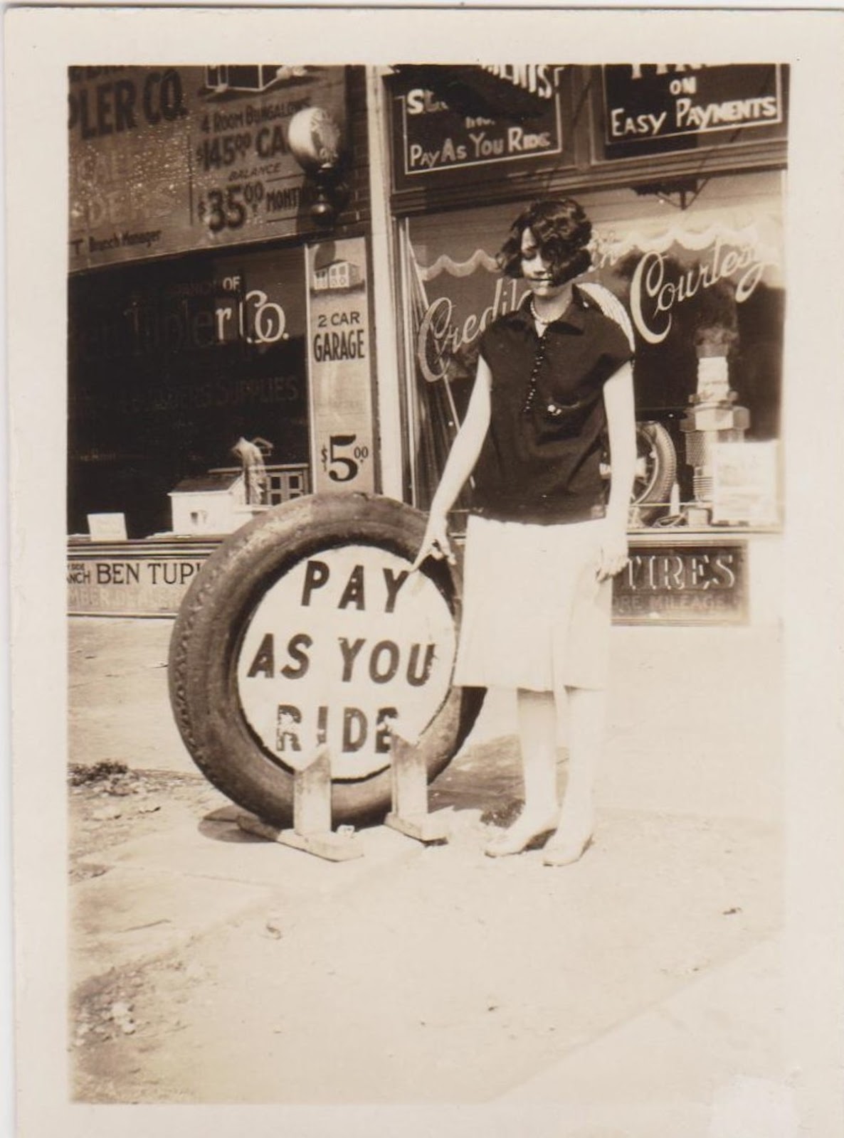 20 Vintage Snapshots of Women Posing With Hilarious Signs ~ Vintage ...