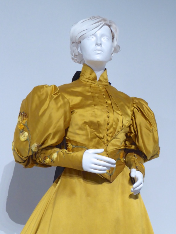 Hollywood Movie Costumes and Props: Crimson Peak's gothic romantic film ...