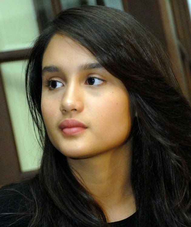 Biodata Profile dan Foto Cinta Laura - Biodata Artis Indonesia