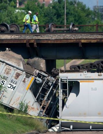 MEC&F Expert Engineers : DERAILED FREIGHT TRAIN CAR(S) FALL FROM BRIDGE ...