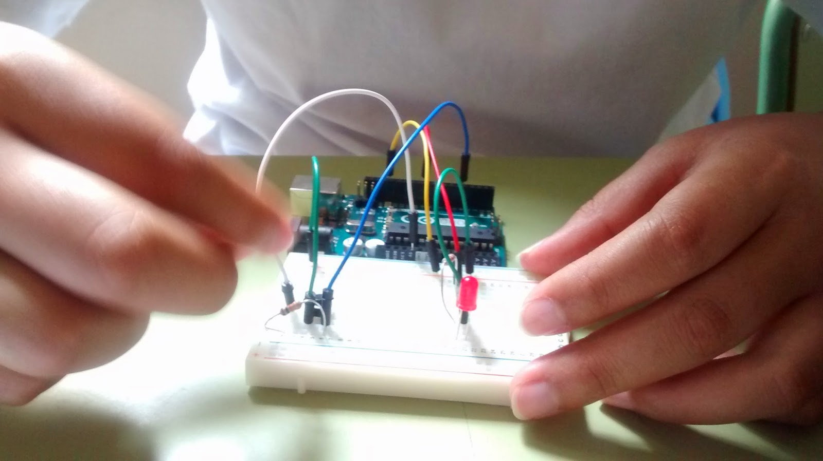 Tecnohelen: Arduino práctica 3: Vamos a jugar con un LED y un pulsador