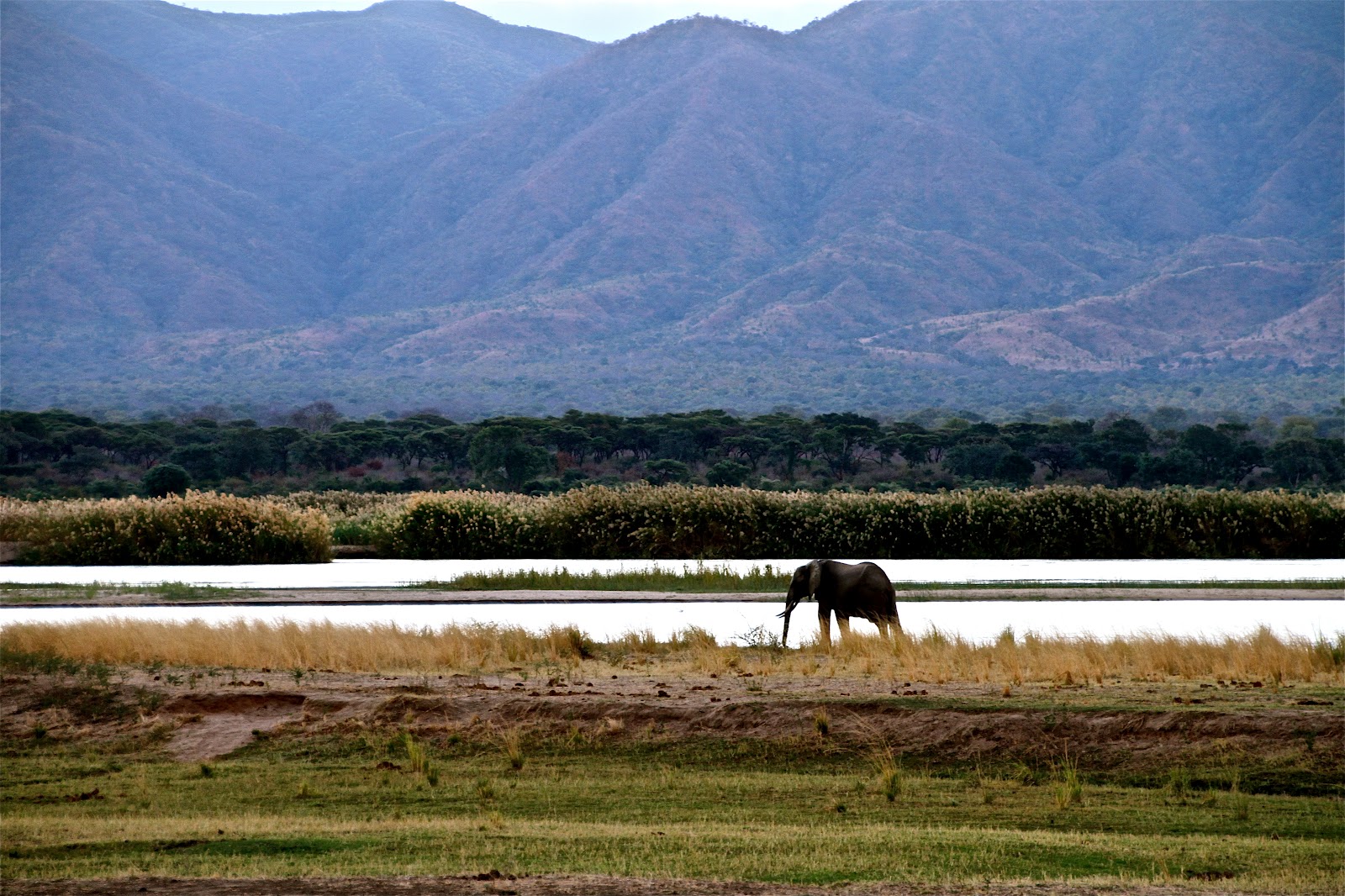 A Breath of Fresh Air: Zimbabwe - Land and Skyscapes................