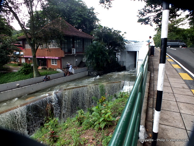 philipveerasingam: Waterfall in the heart of Kandy town, Sri Lanka.