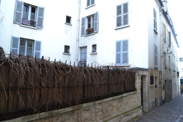 Art et glam: La rue Saint-Rustique, Paris 18e, avec vue sur le Sacré-Cœur