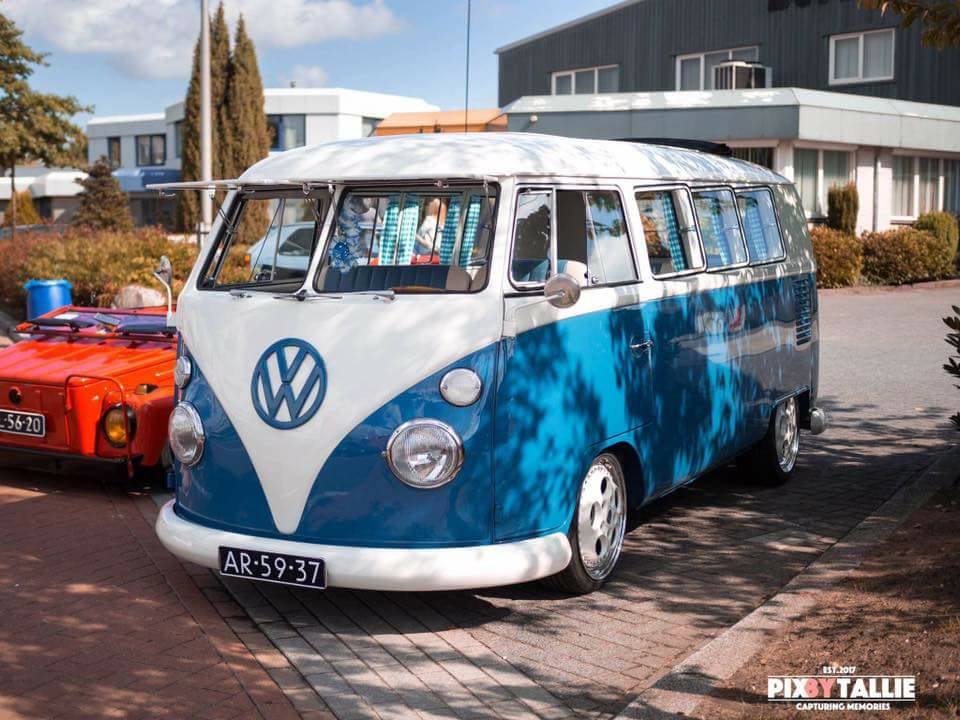 Kombi - Azul e Branco - Carro Luxuoso