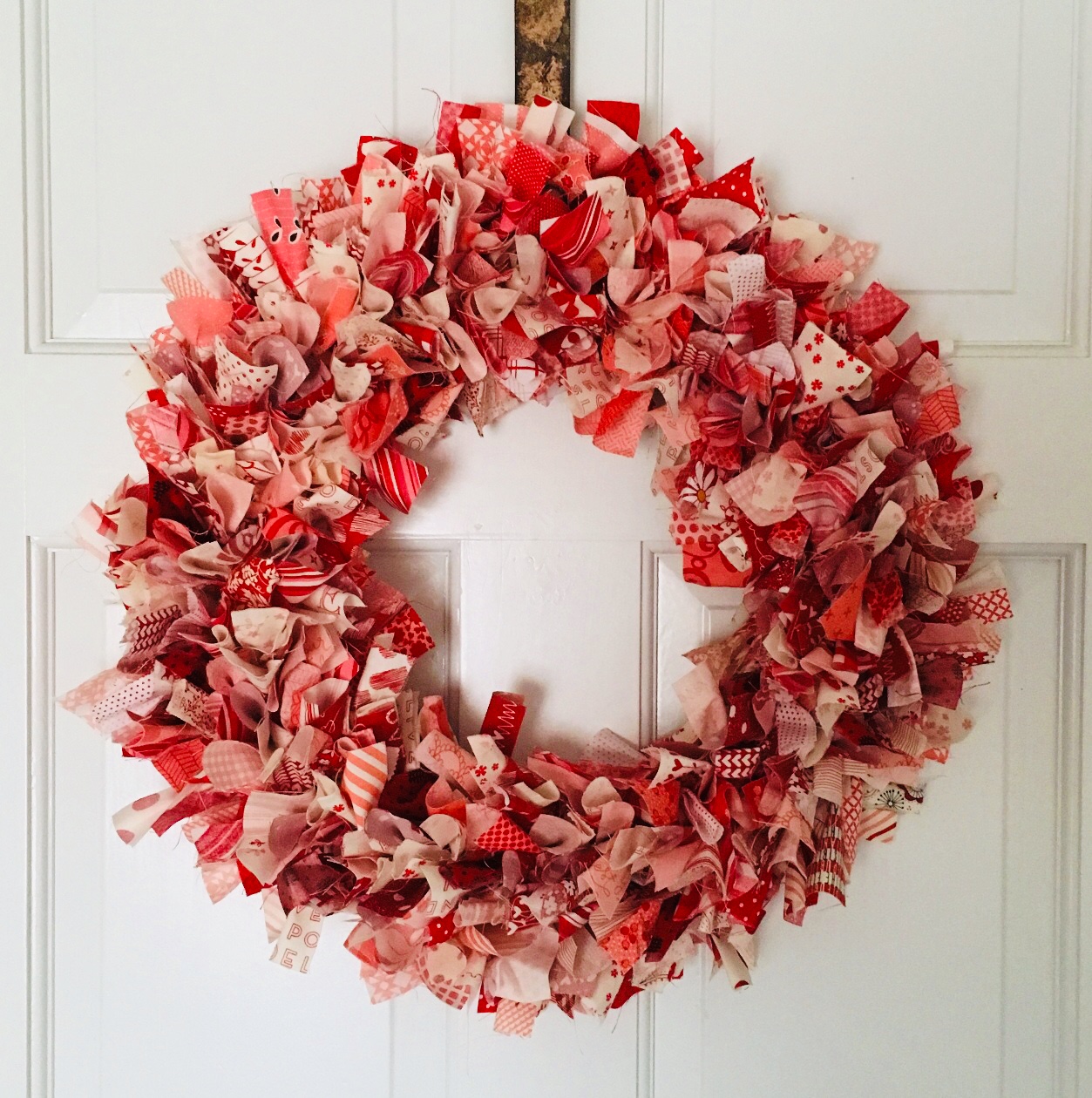 Happy Quilting: Scrappy Fabric Wreaths - 3 Finishes and a Tutorial