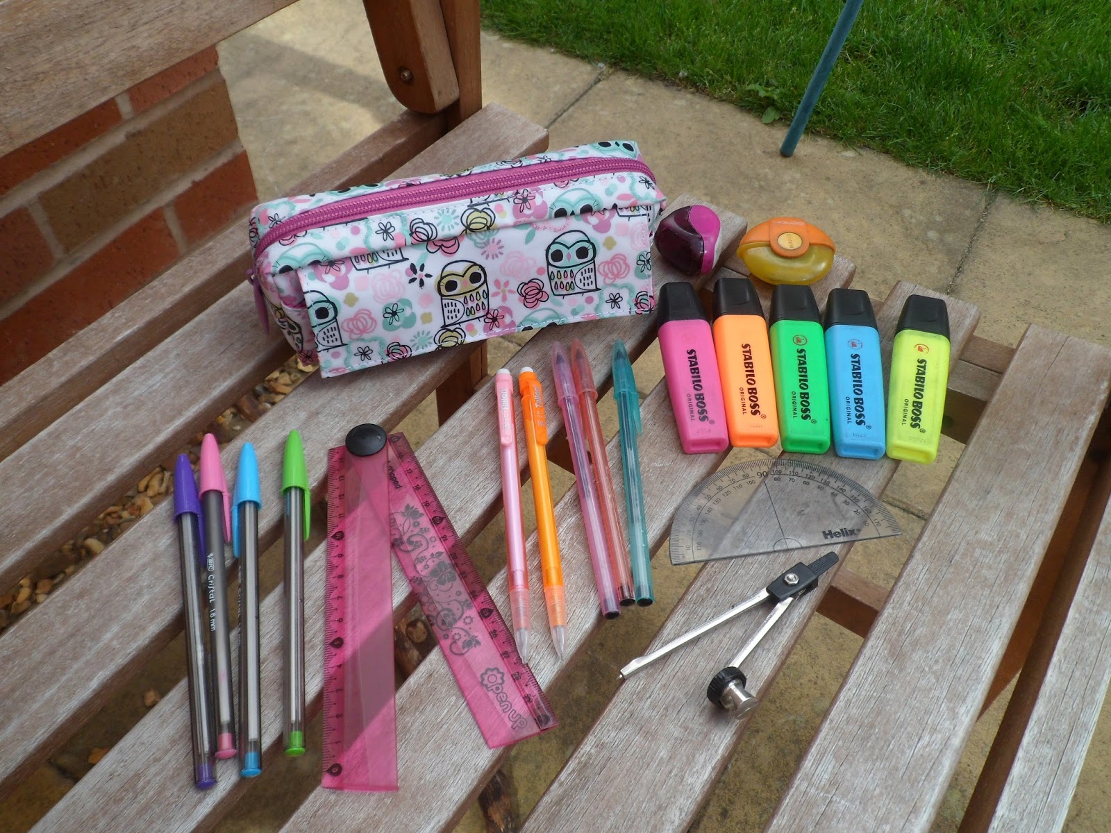 Beauty&Fashion: Whats in my school bag...