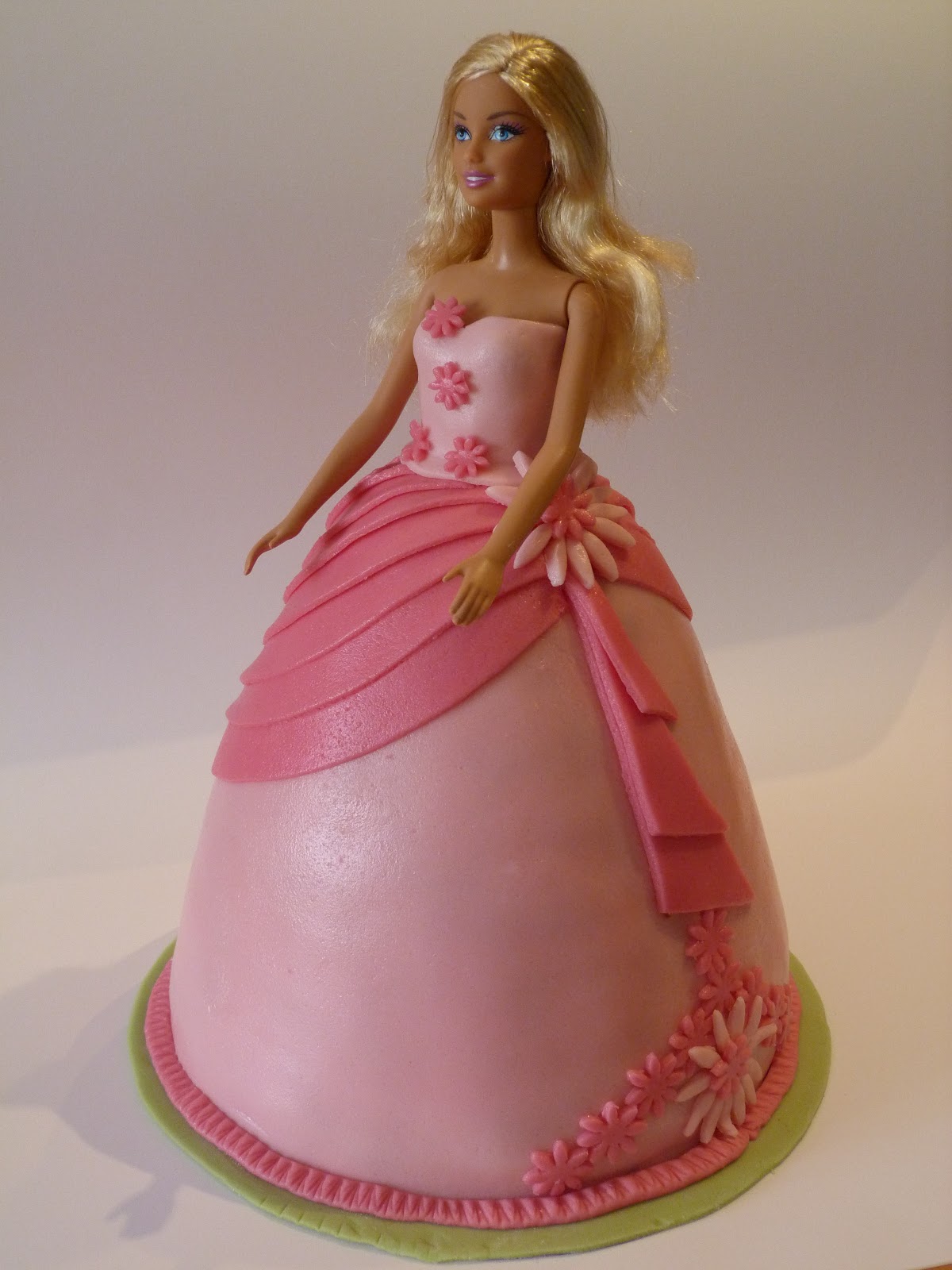 Egy szelet tortát?: Barbie torta minitortával