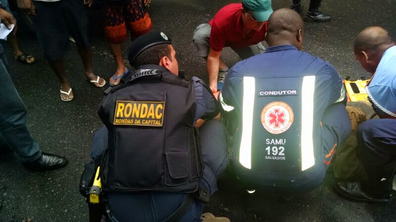 GUARDA MUNICIPAL DE SALVADOR (BA) PRESTA APOIO A VÍTIMA DE ACIDENTE ...