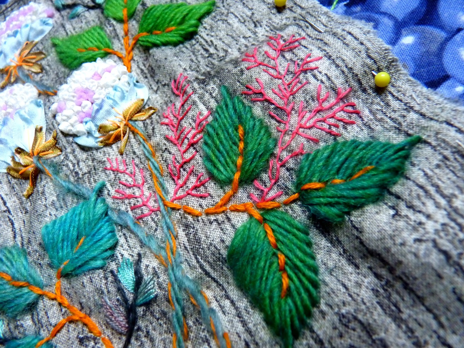 Au bonheur des mains: Carnet brodé 2013 #2 - Astre et fleurs de trèfles