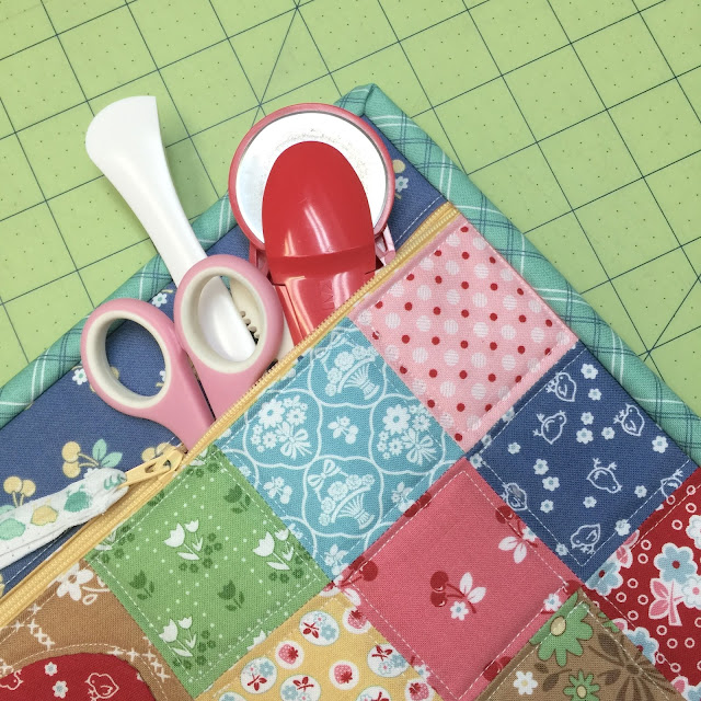 Bee In My Bonnet: New Tutorial - Quilty Zip Bag - Easiest Zipper Ever!