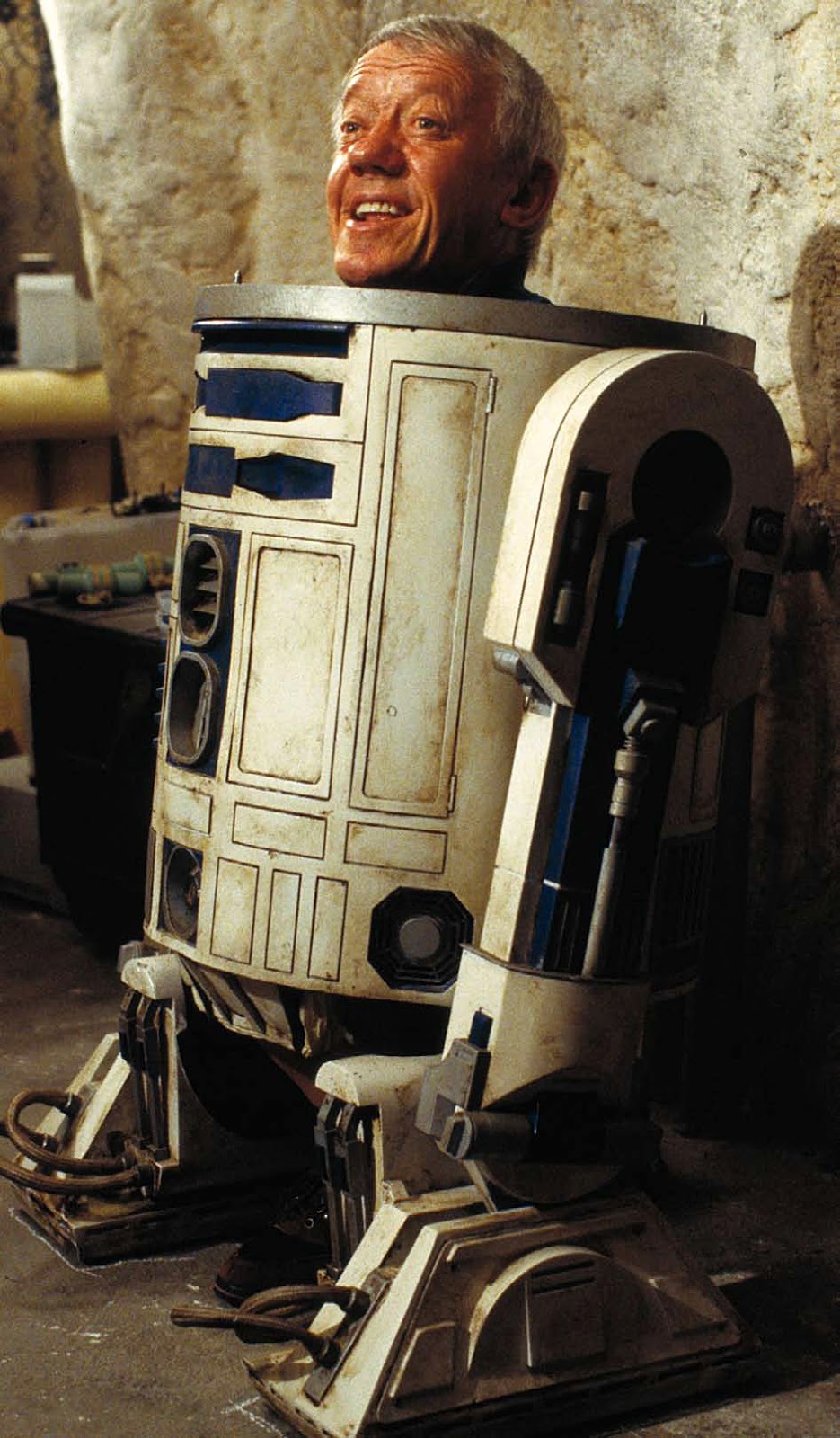 Kenny Baker who played R2D2 in Star Wars has died at 81 | NextBigFuture.com