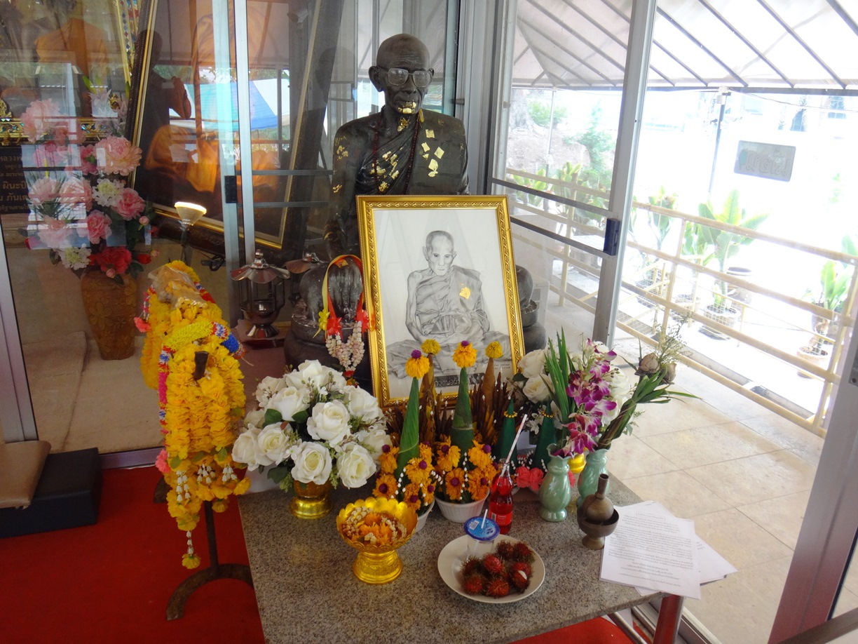 Temples In Thailand: Saraburi - Wat Sanamlao - LP Pinak