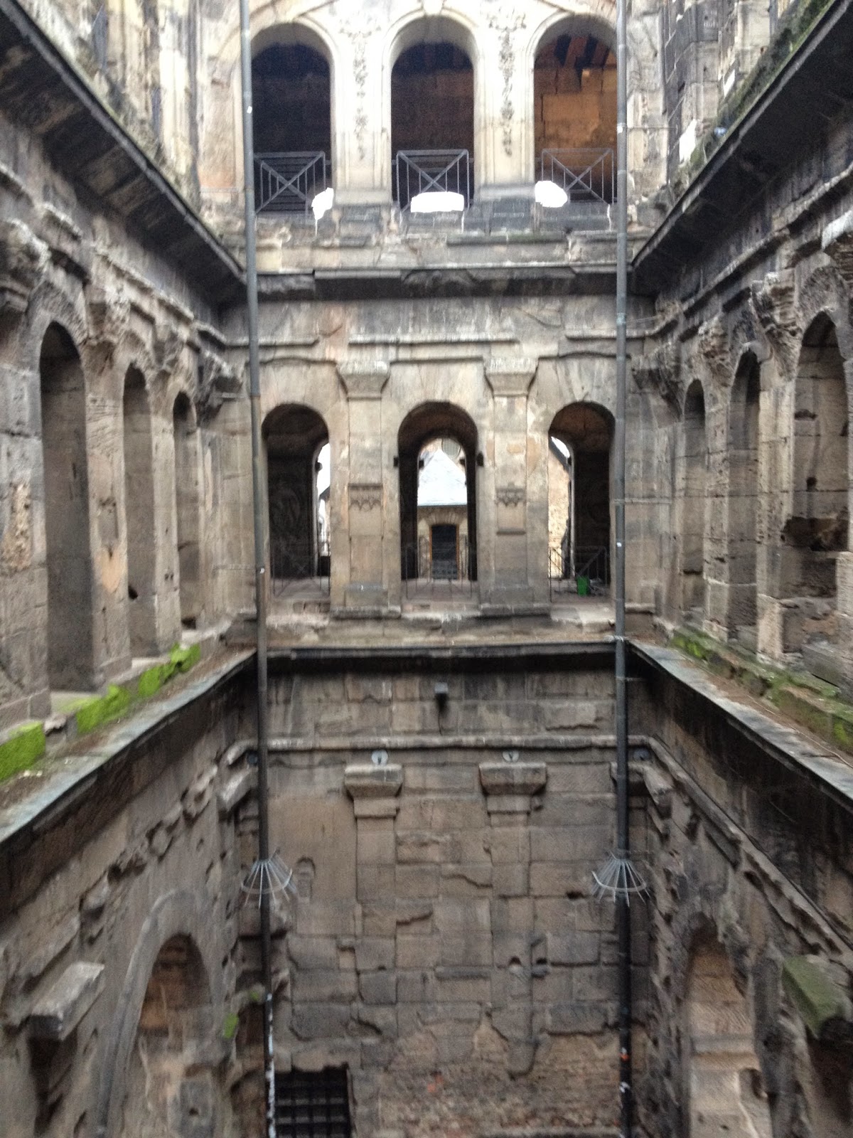 Voyage à Trèves: Un petit peu d'histoire : LA PORTA NIGRA