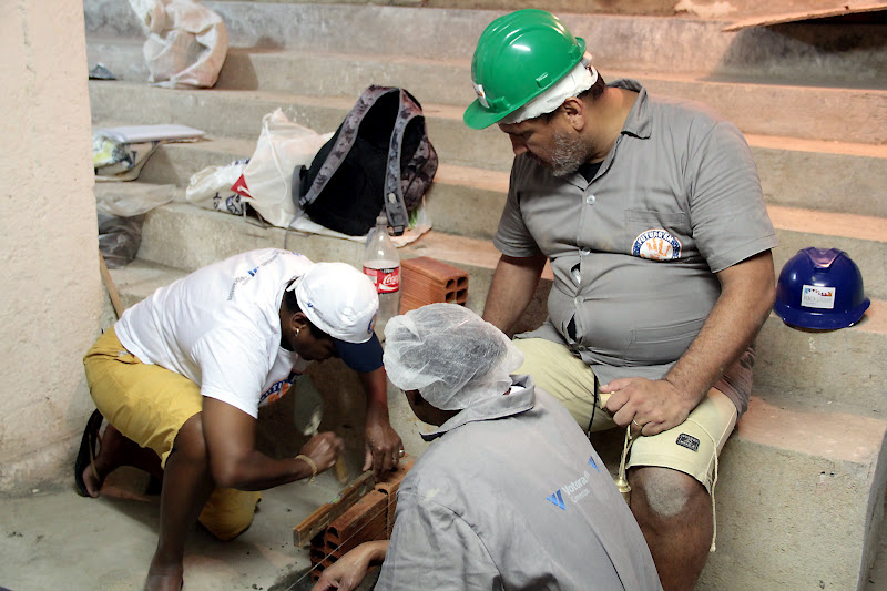 Nós, moradores: Aula prática do curso de pedreiro