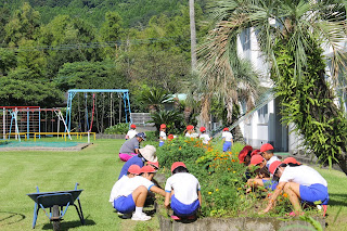 指宿市立池田小学校: 出校日に花園の手入れ