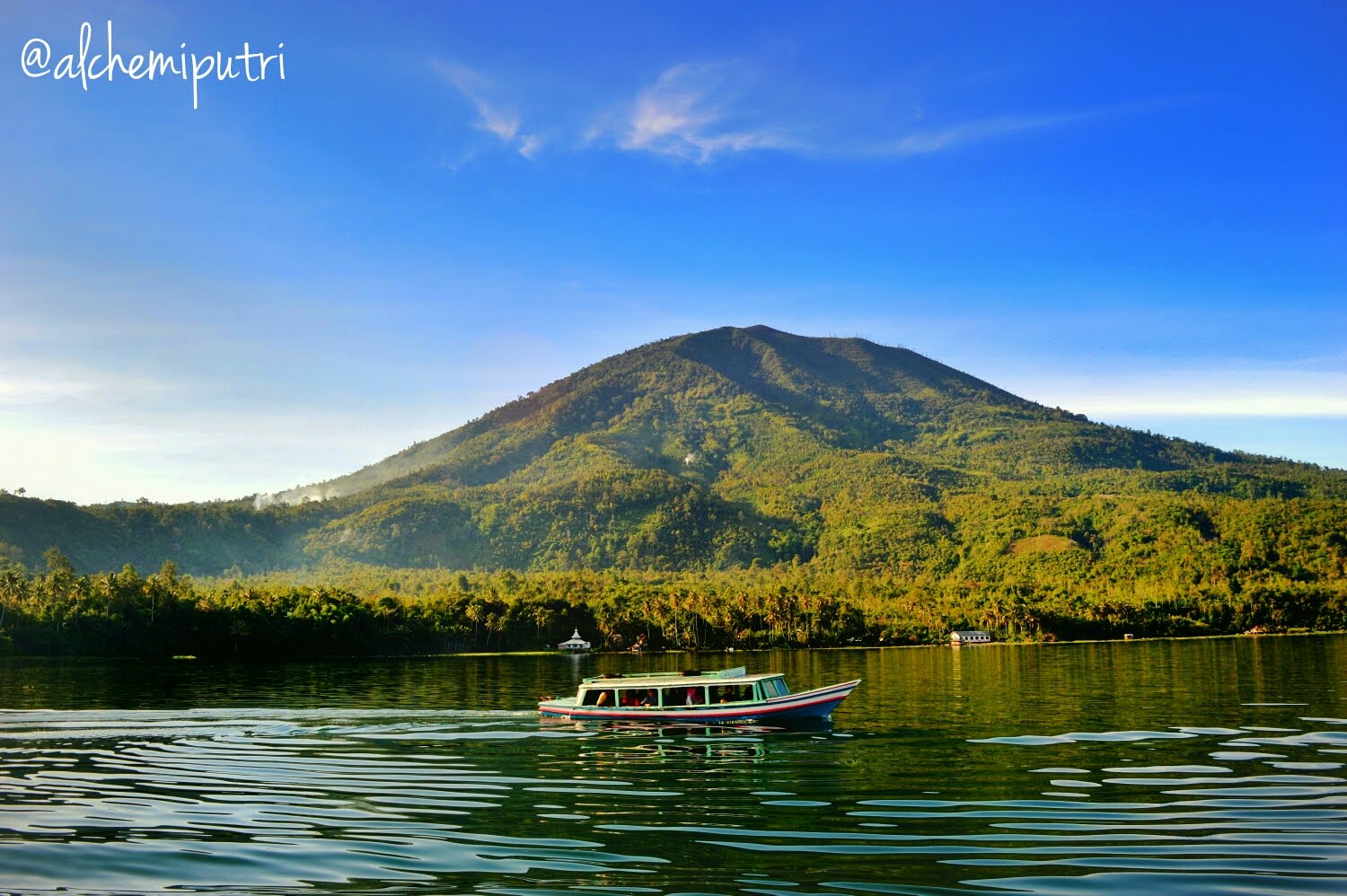 Danau Ranau, Danau Terbesar Kedua Di Indonesia | Travelling Indonesia