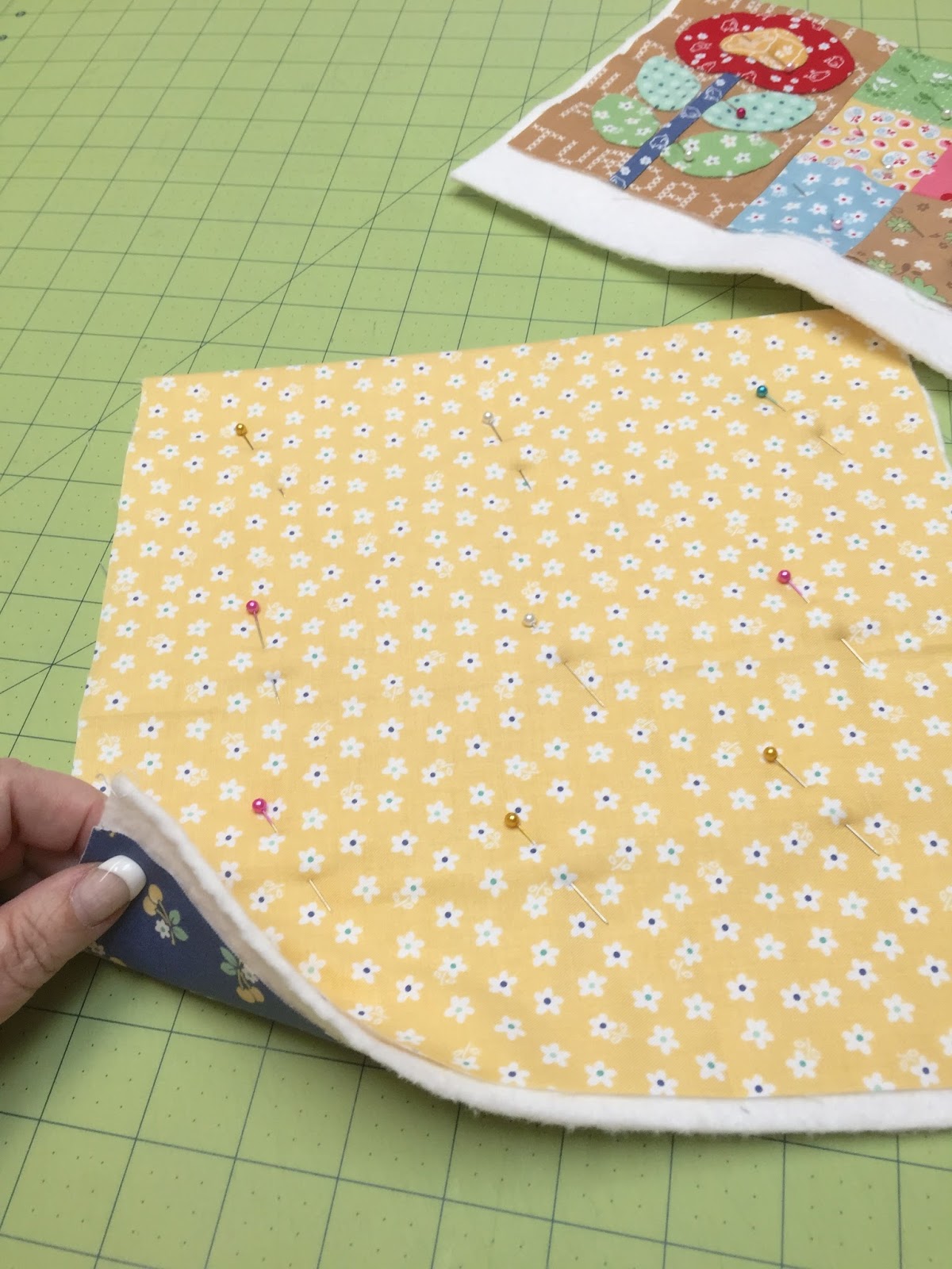 Bee In My Bonnet: New Tutorial - Quilty Zip Bag - Easiest Zipper Ever!