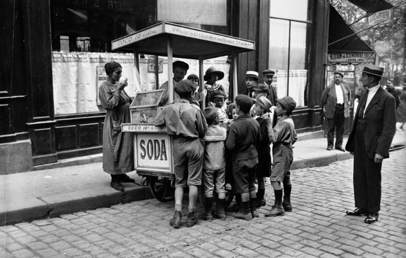20 Fascinating Vintage Photographs That Show Paris Life in the 1920s ...