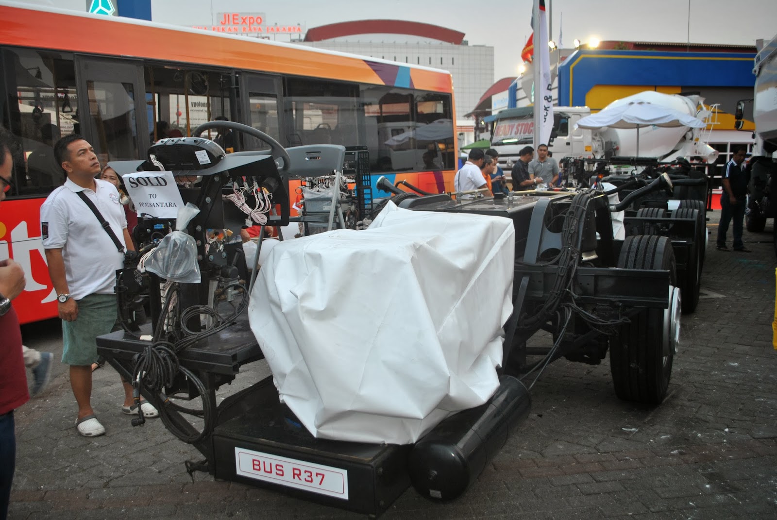 Pelukis Malam: Spesifikasi MAN R37 3 axle