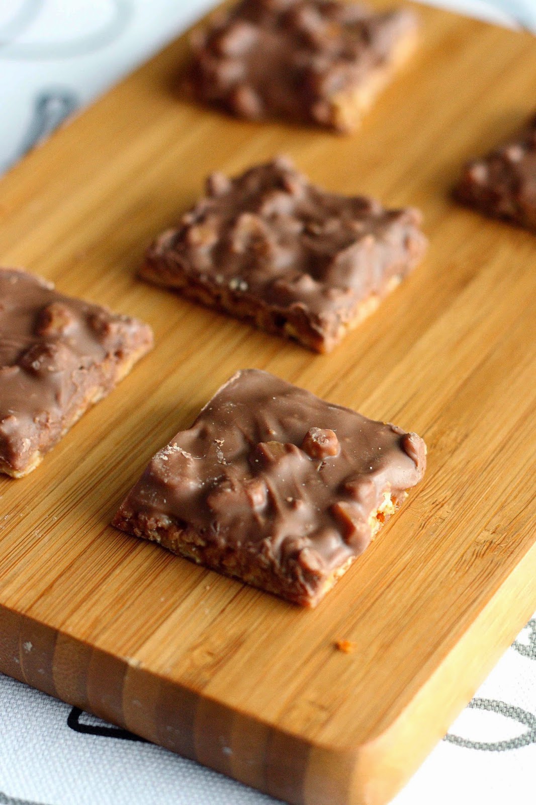 Suklaapossu: Helpot rapeat/sitkeät Daim- ja Minttukrokantti-keksit