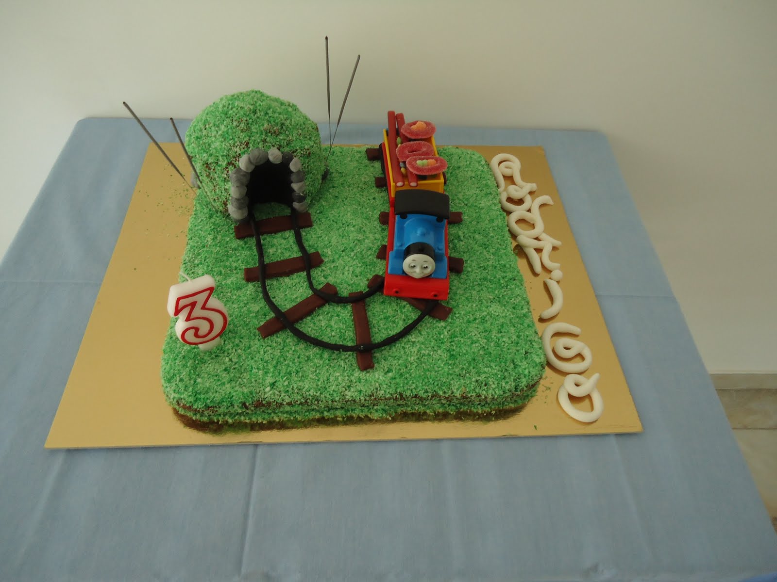 Da Minha Cozinha Para o Mundo...: Thomas Train Cake / Bolo do Comboio Tomás
