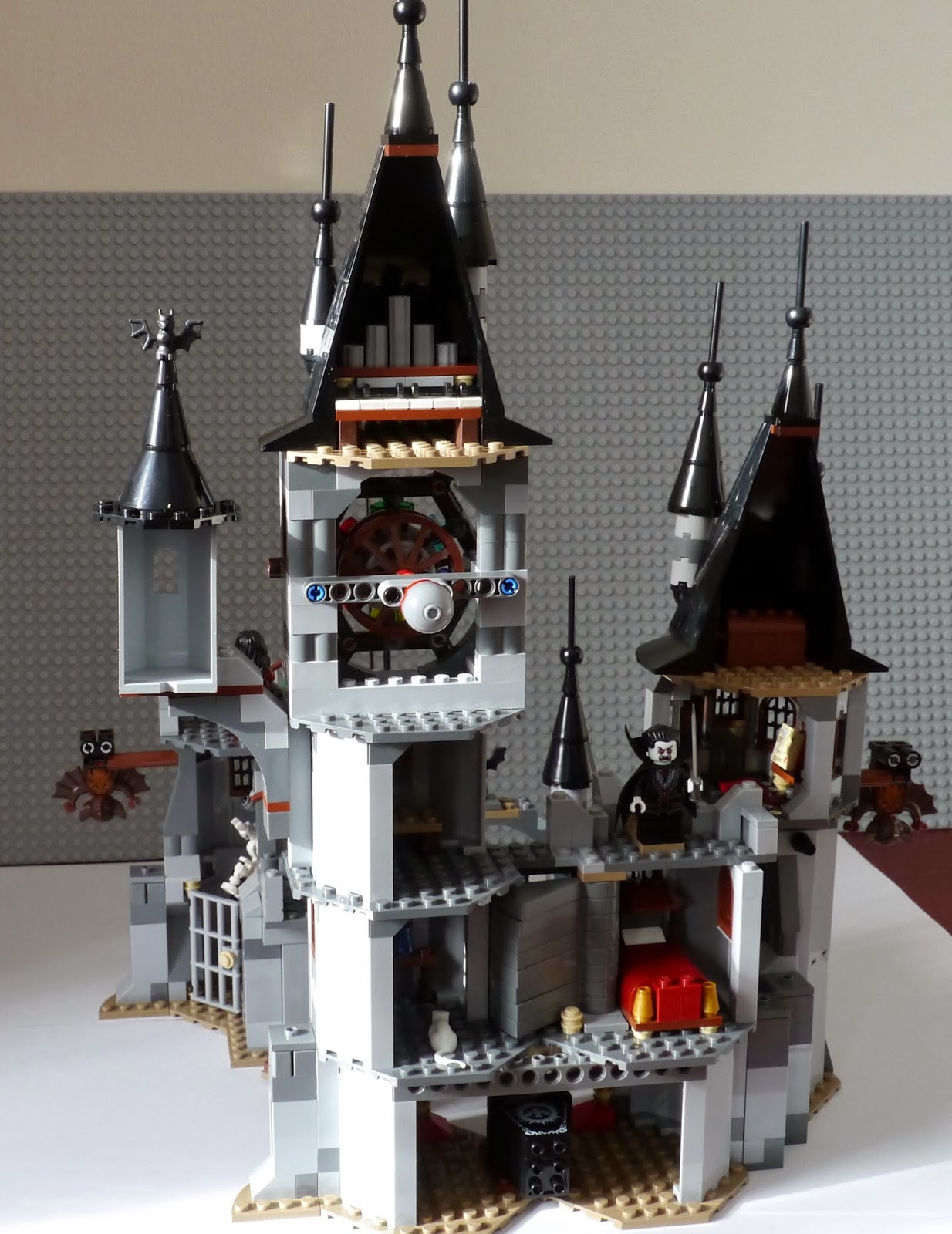 The Brick Jäger: LEGO Monster Fighters Vampyre Castle 9468